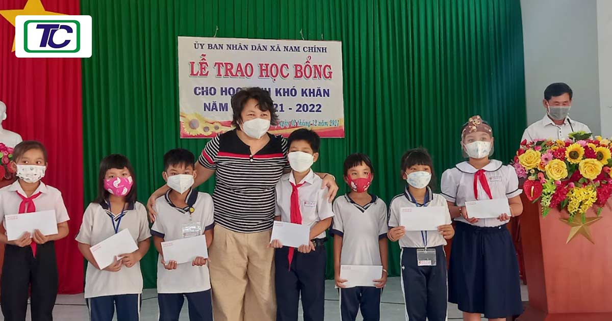Chung tay trao tặng 967 suất học bổng cho học sinh nghèo vào đầu năm ...
