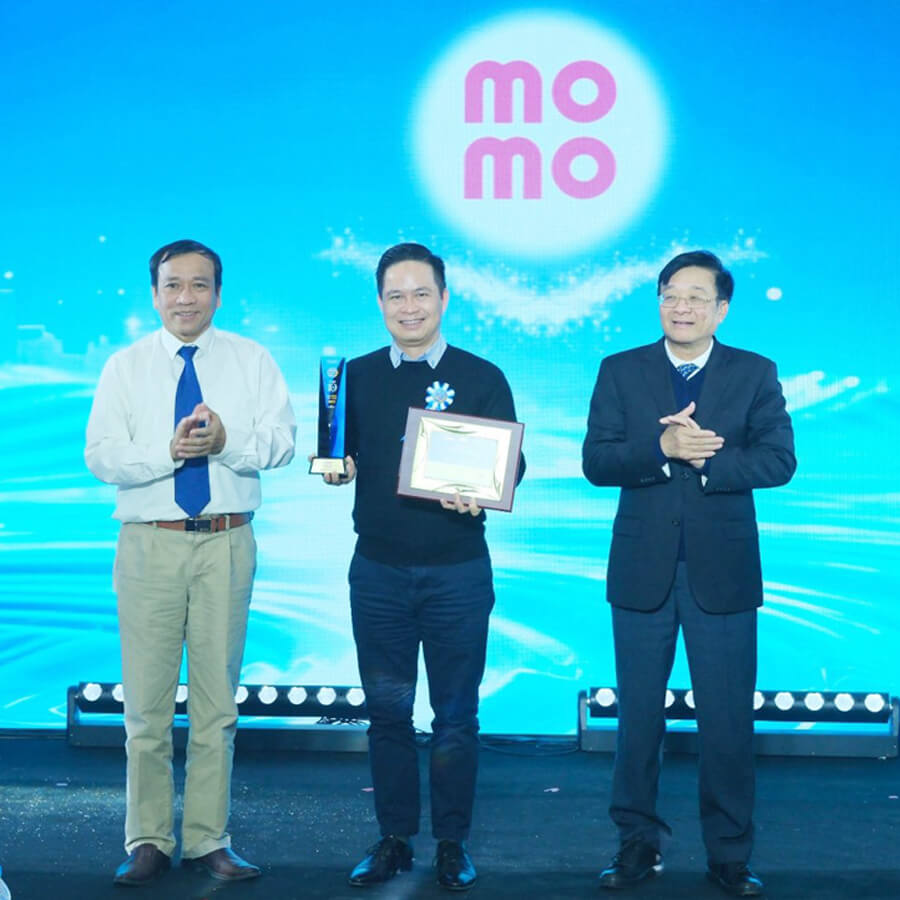 MoMo lần thứ 5 được vinh danh Top 10 Sản phẩm - Dịch vụ Công Nghệ Tin ...